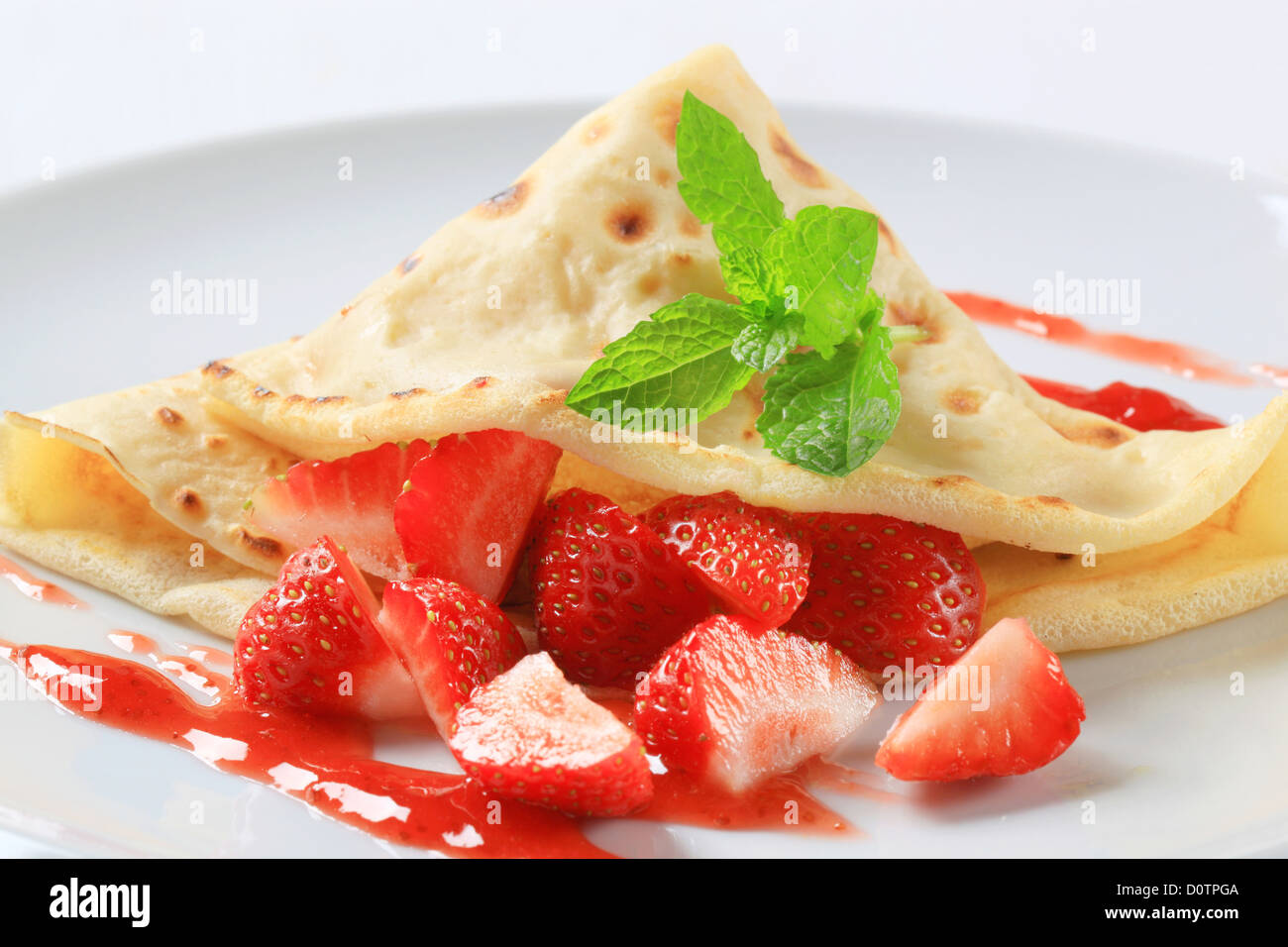 Crepe with fresh strawberries and coulis Stock Photo - Alamy