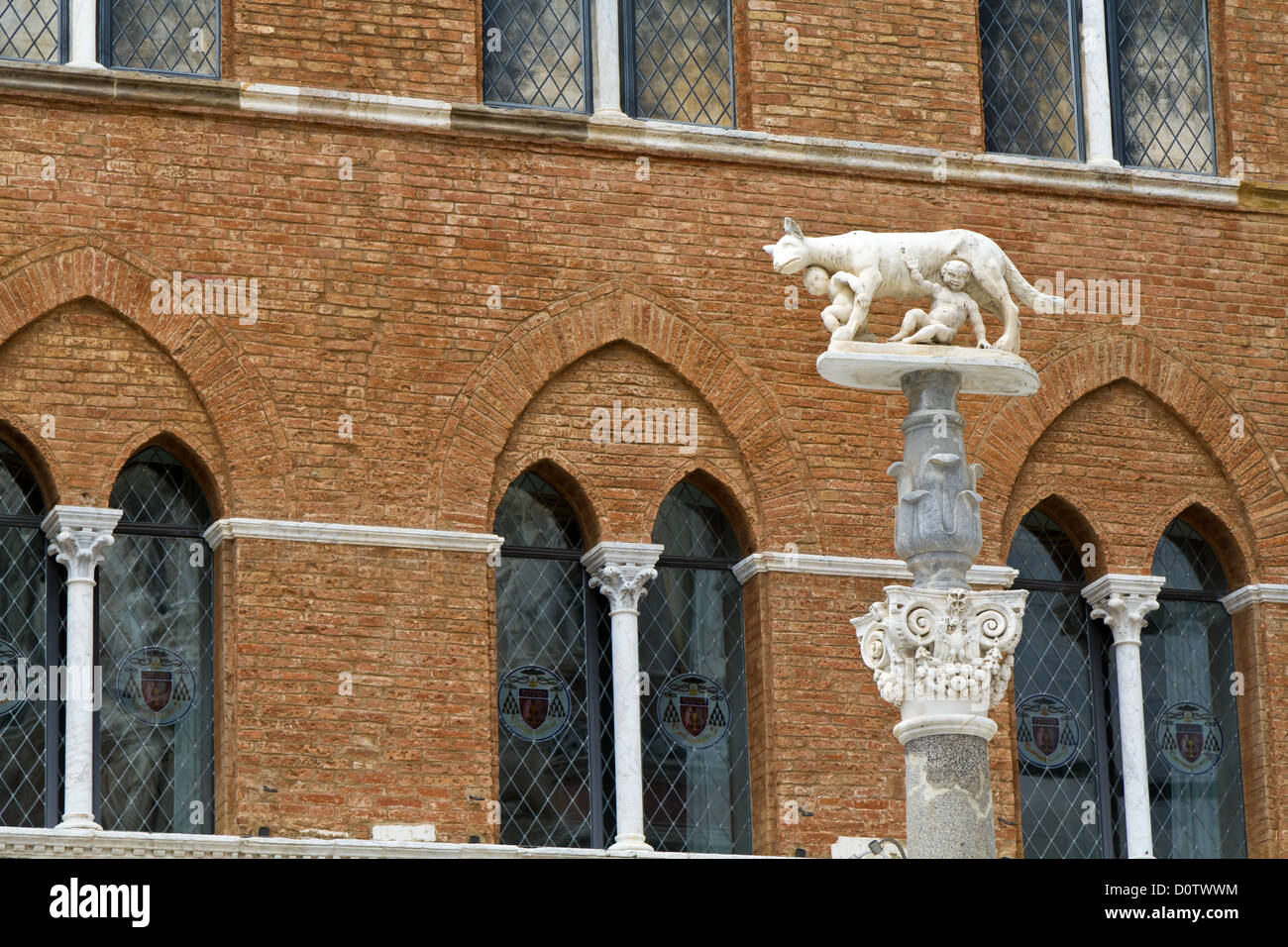 Siena italy statue sculpture hi-res stock photography and images - Alamy