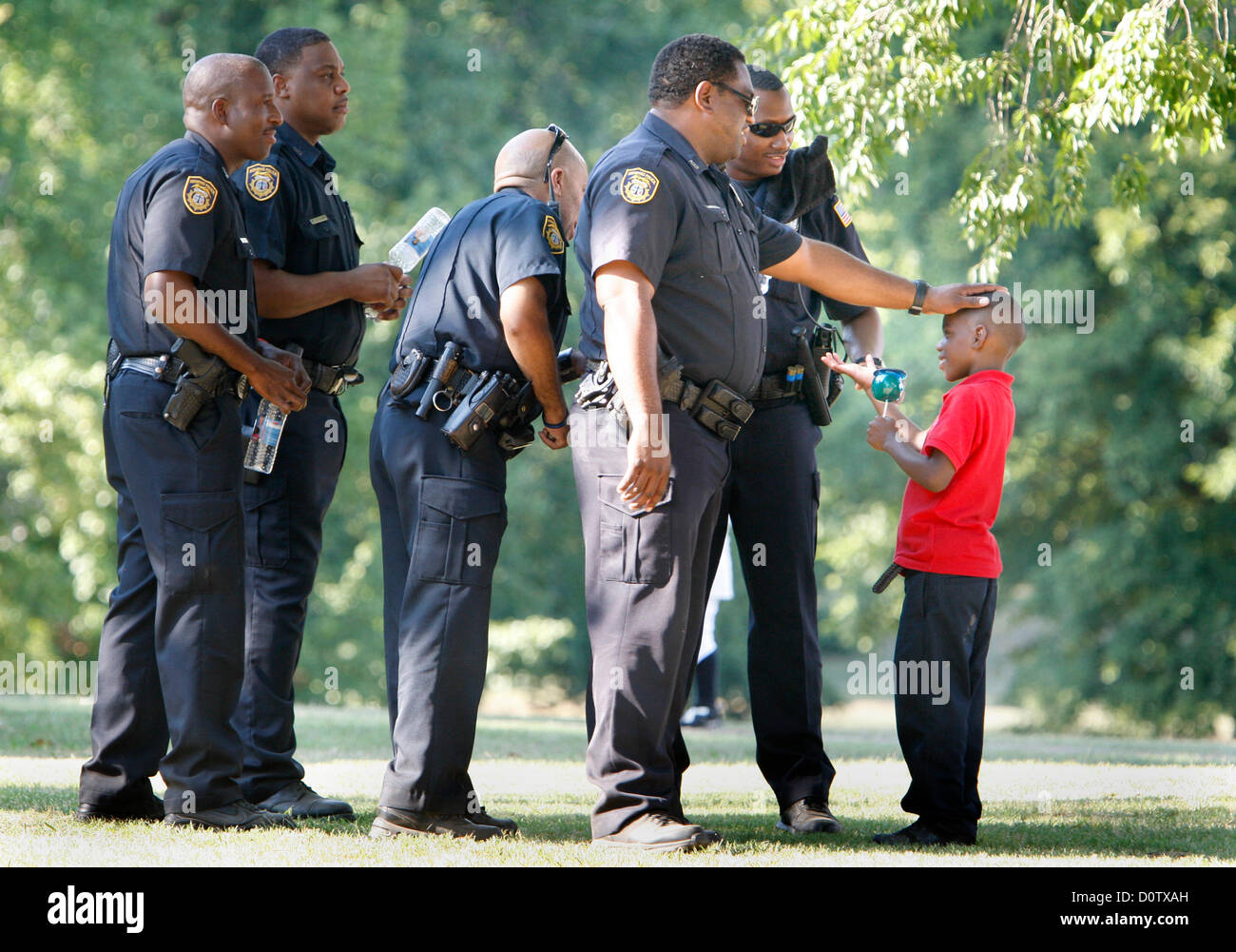 Police spend time with kids hi-res stock photography and images - Alamy