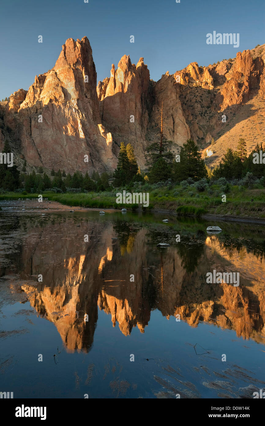 Smith Rocks, Central Oregon, Crooked River, reflection, cliffs ...