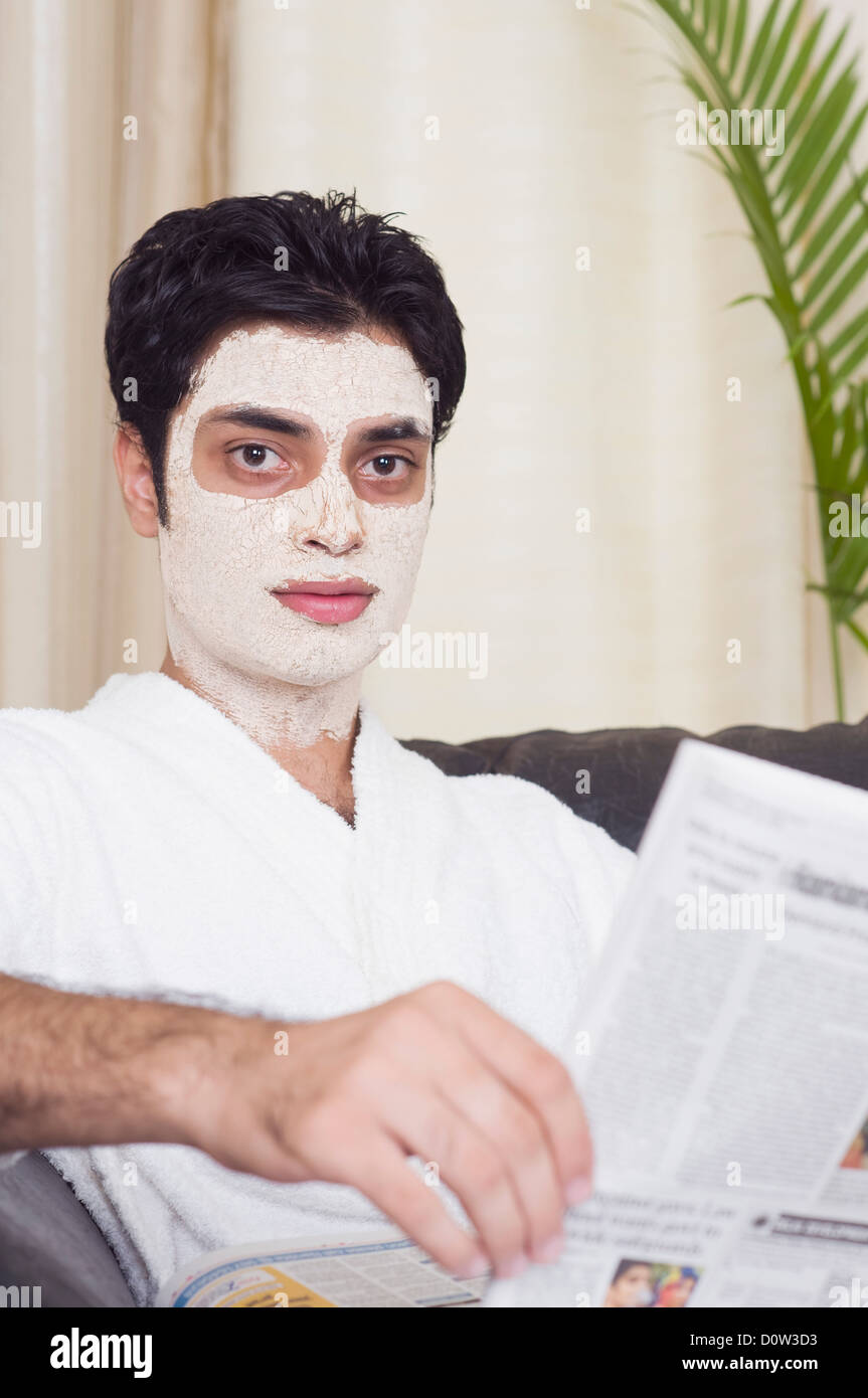 Man with facial mask reading a newspaper Stock Photo - Alamy