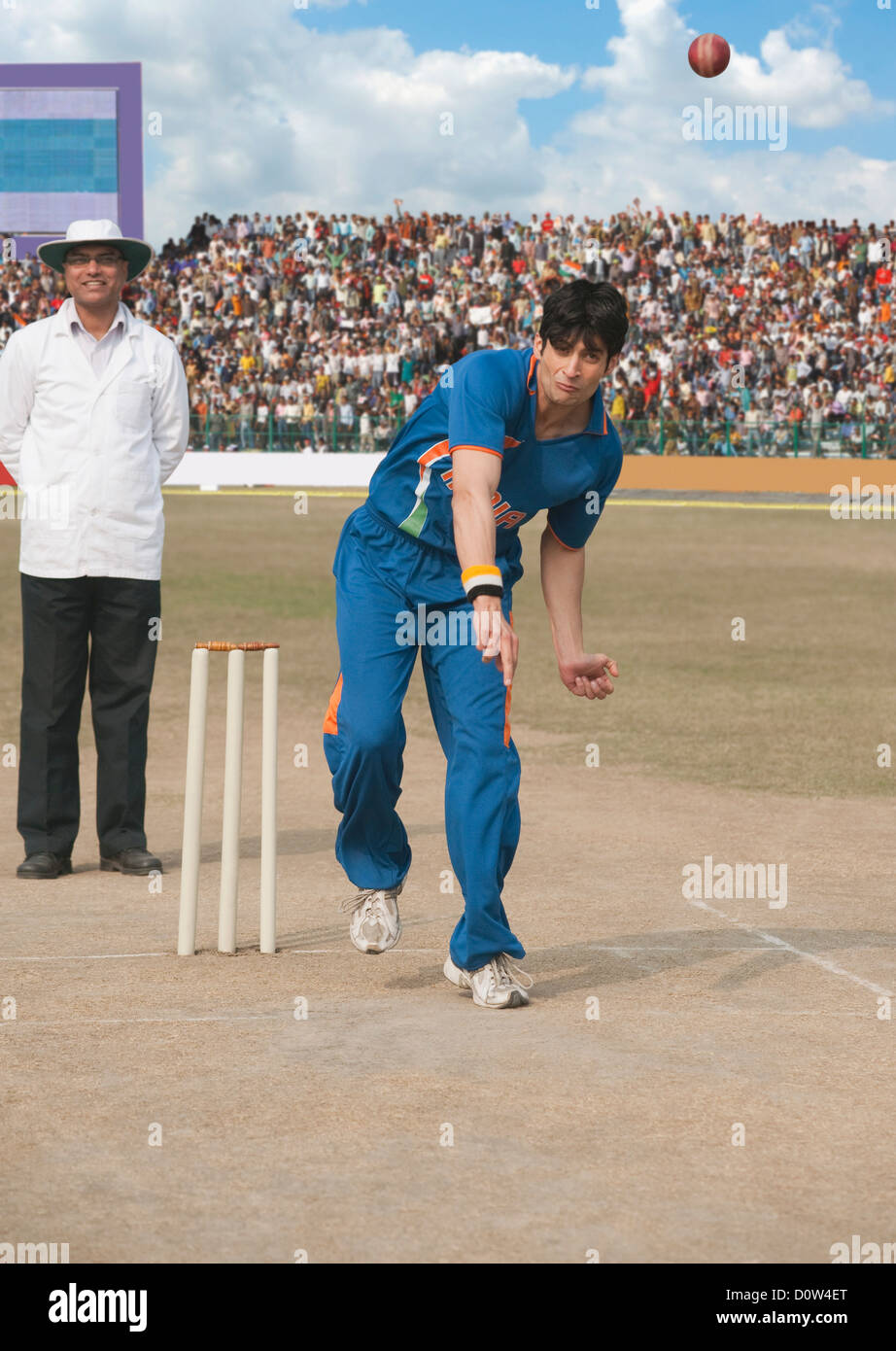 Umpire watching bowler hi-res stock photography and images - Alamy