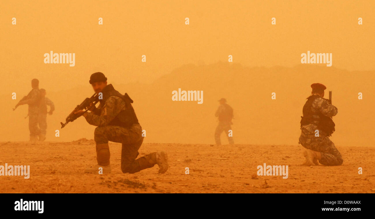 US Special Forces train Iraqi SWAT team members on proper patrol and ...