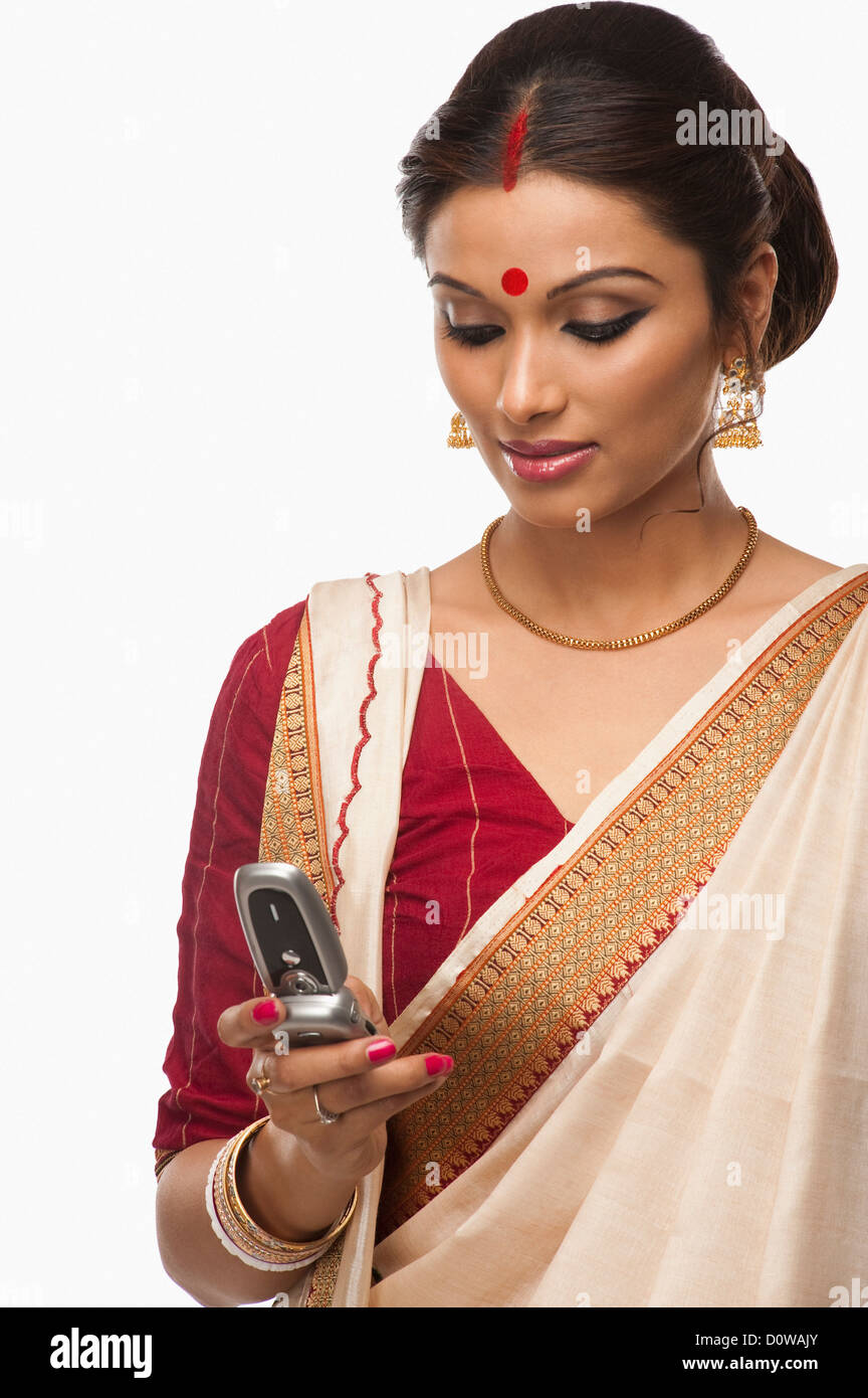 Bengali woman mobile phone hi-res stock photography and images - Alamy