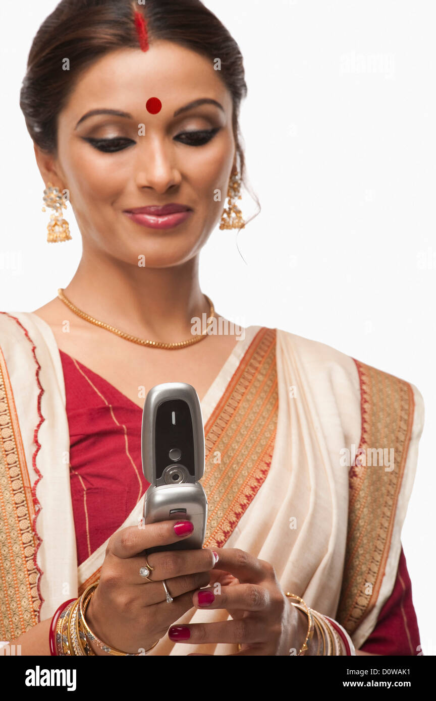 Bengali woman mobile phone hi-res stock photography and images - Alamy