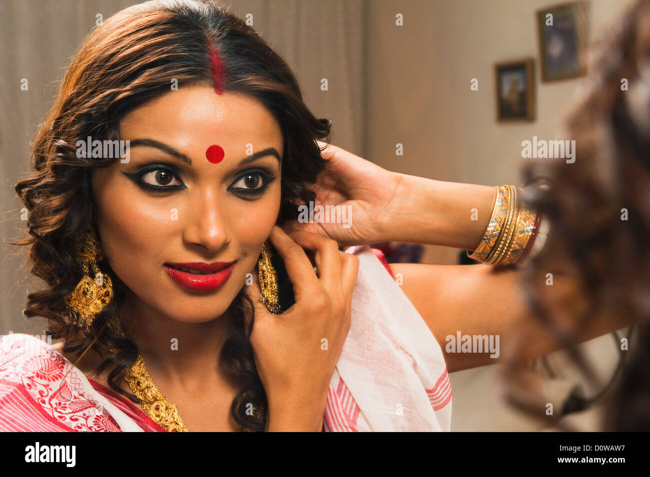 Lady wearing bindi hi-res stock photography and images - Alamy