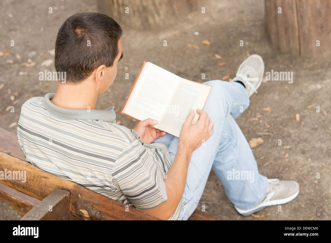 Over the shoulder reading a book hi-res stock photography and images ...