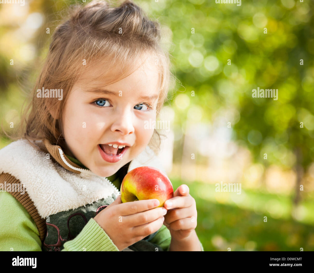 Child eating apple Stock Photo - Alamy
