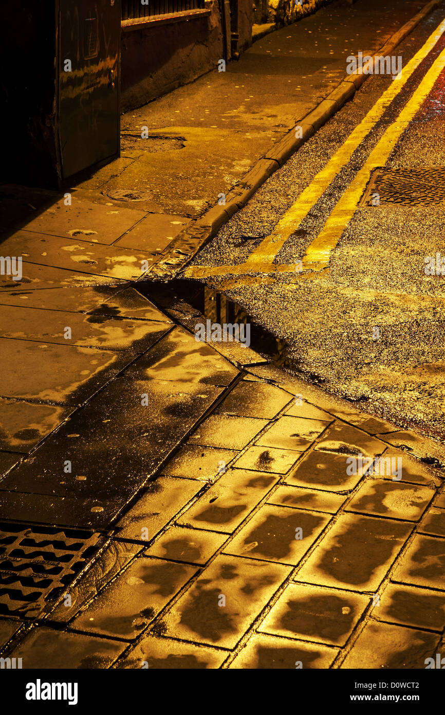 Urban footpath at night hi-res stock photography and images - Alamy