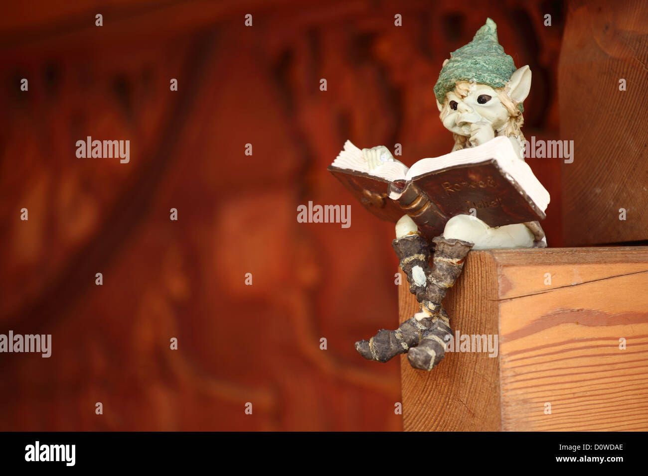 garden dwarf read the book Stock Photo - Alamy