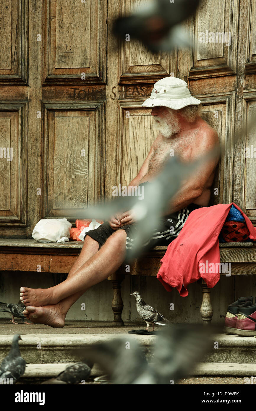 Homeless guy hi-res stock photography and images - Alamy