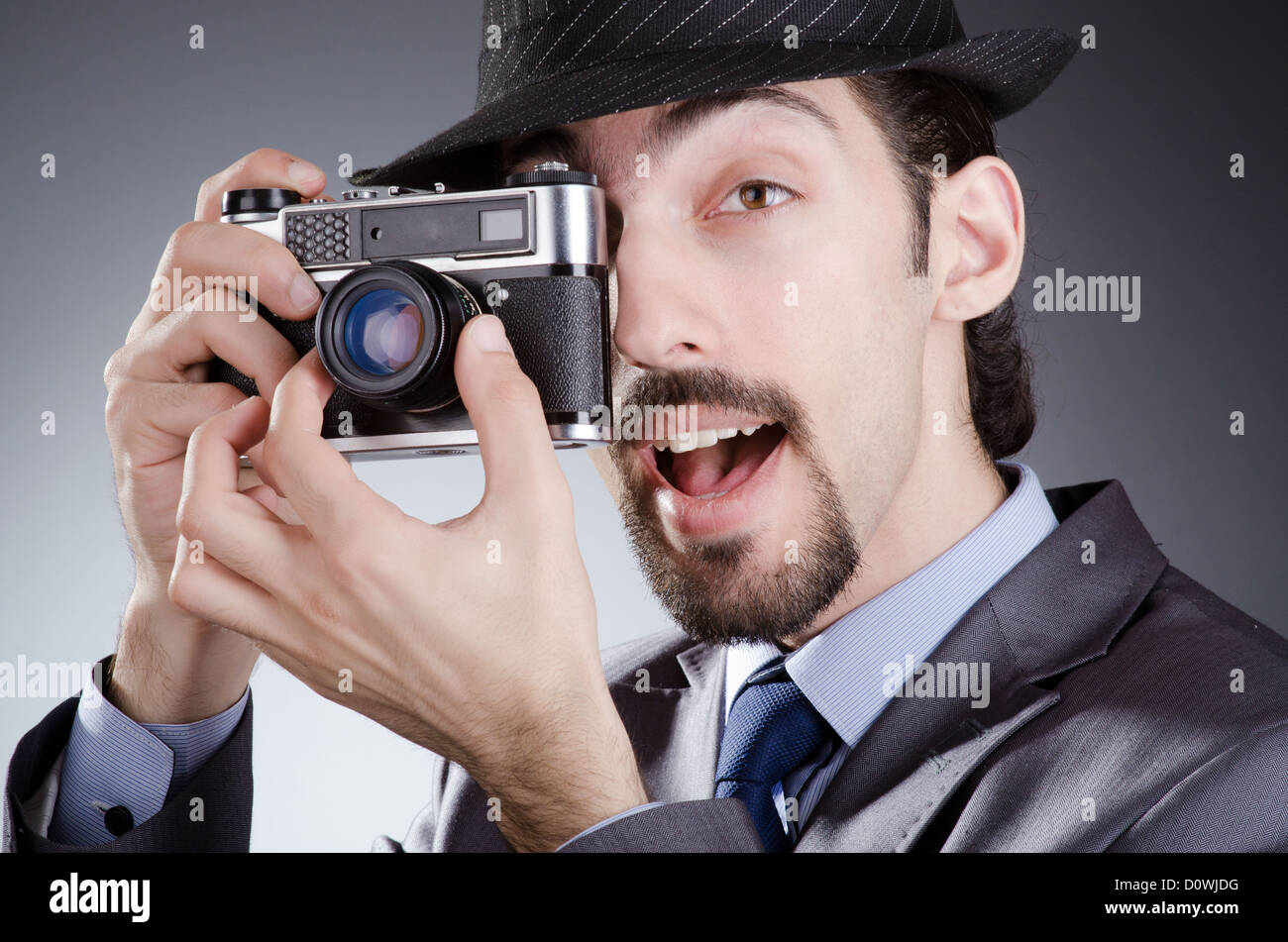 Photographer man with vintage camera Stock Photo - Alamy