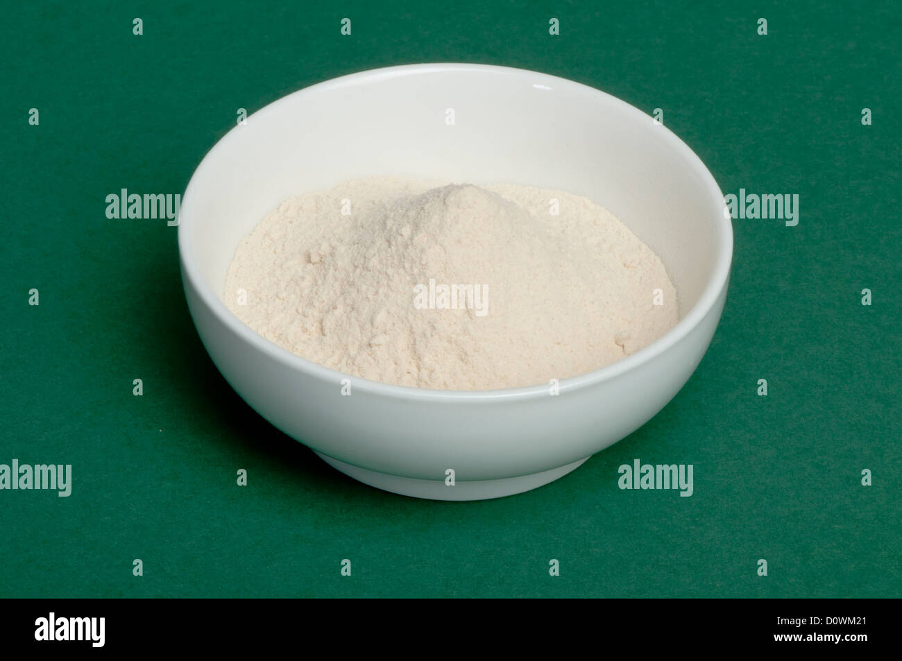 Crushed garlic powder. Green background Stock Photo - Alamy