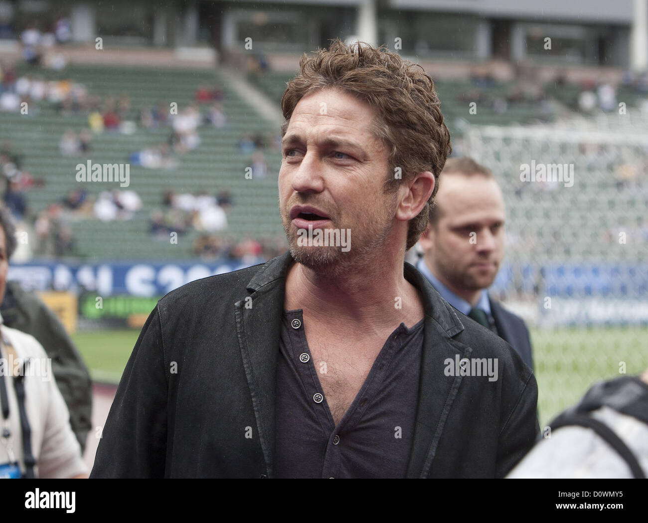 Dec. 1, 2012 - Carson, CALIFORNIA, USA - Actor Gerard Butler arrives ...