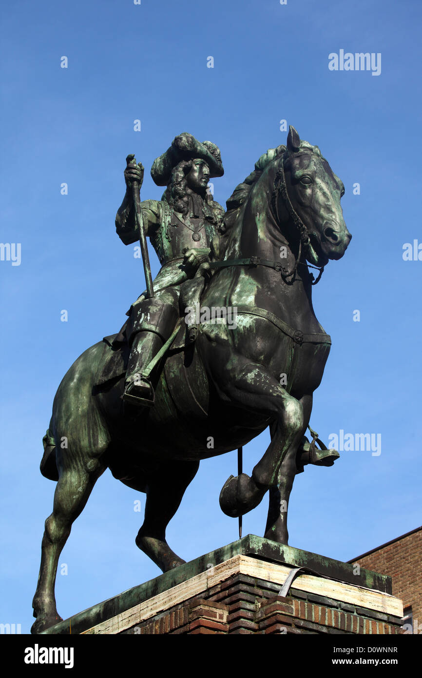 William iii of orange statue hi-res stock photography and images - Alamy