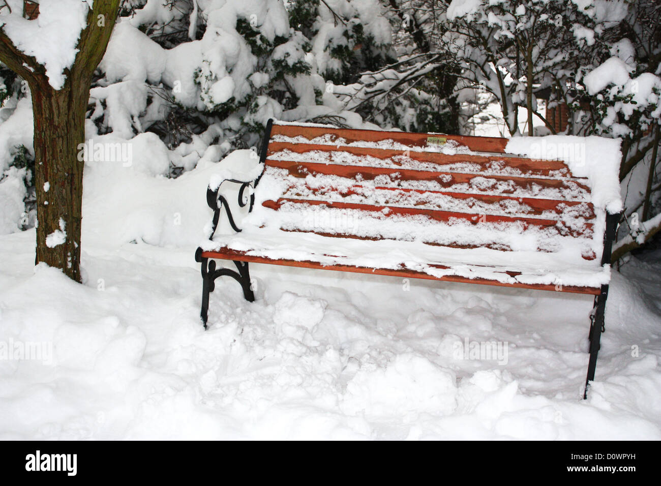 Bench covered snow trees hi-res stock photography and images - Alamy
