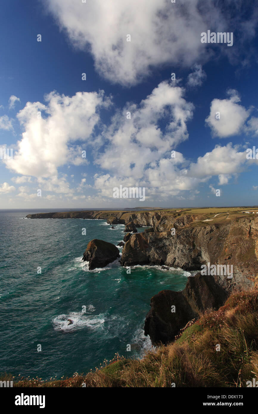 Summer at Bedruthan Steps sea stacks, Carnewas Island, Cornwall County ...