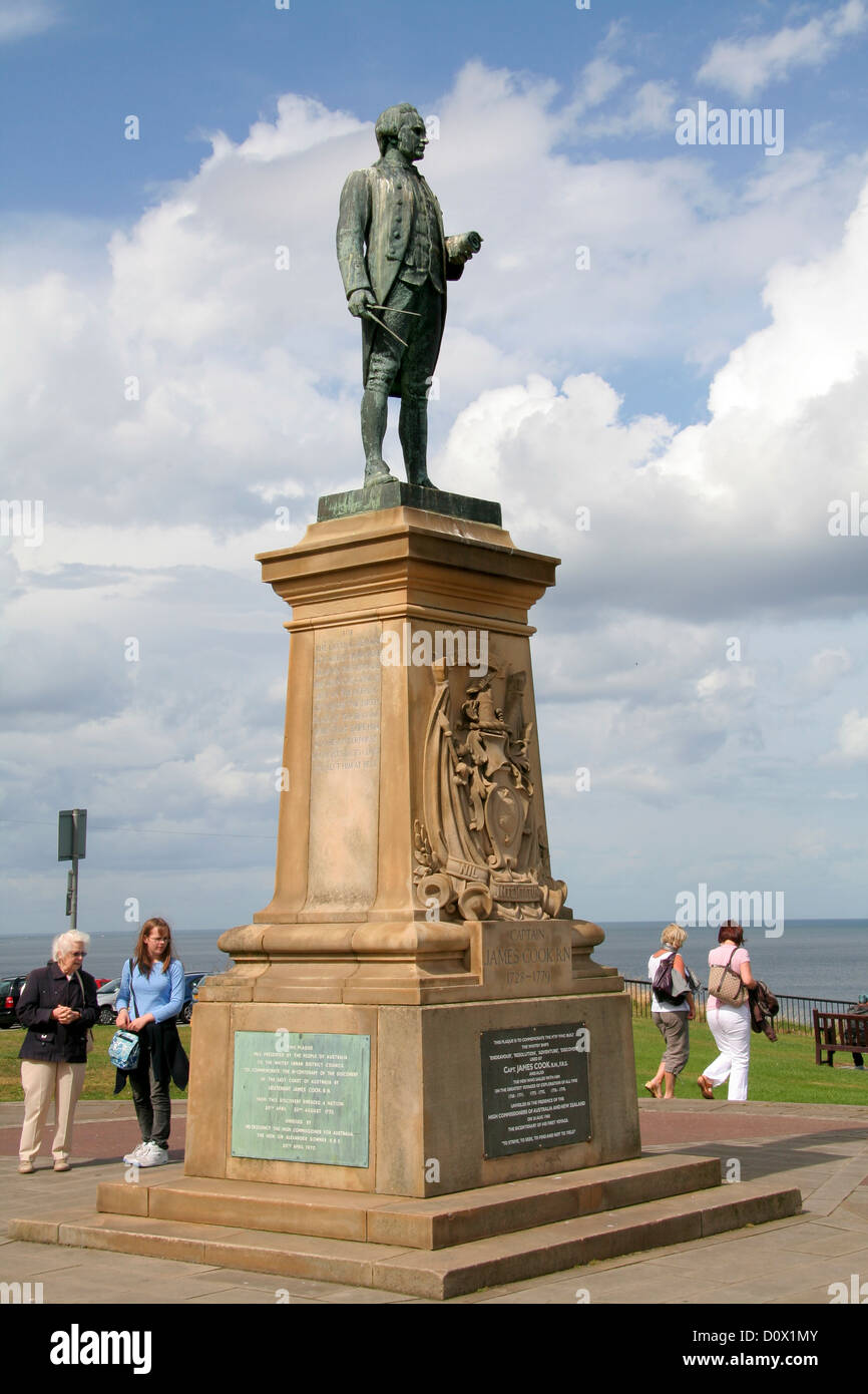 The captain cook statue in whitby hi-res stock photography and images ...