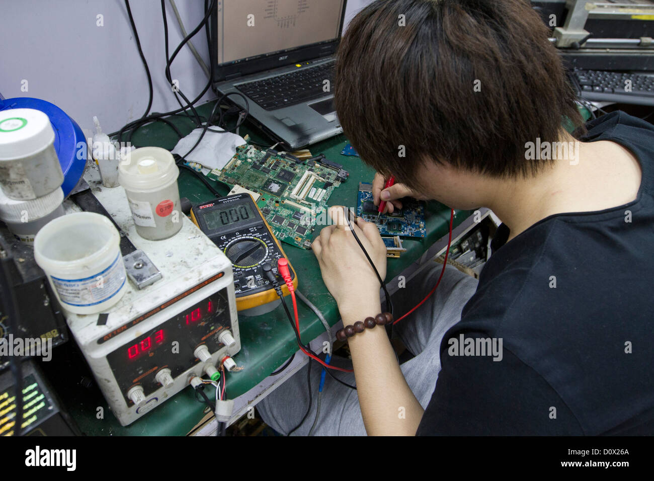 Second hand electronic market hi-res stock photography and images - Alamy