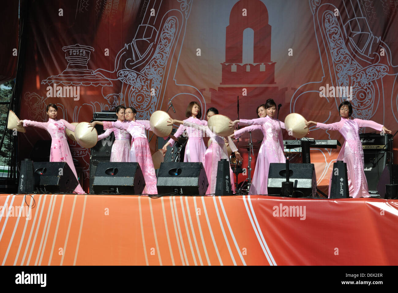 Vietnam dance hi-res stock photography and images - Alamy