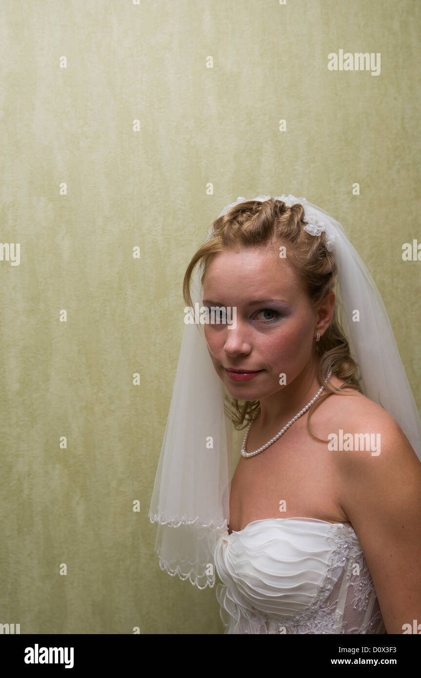 Beautiful young bride just before wedding ceremony Stock Photo - Alamy