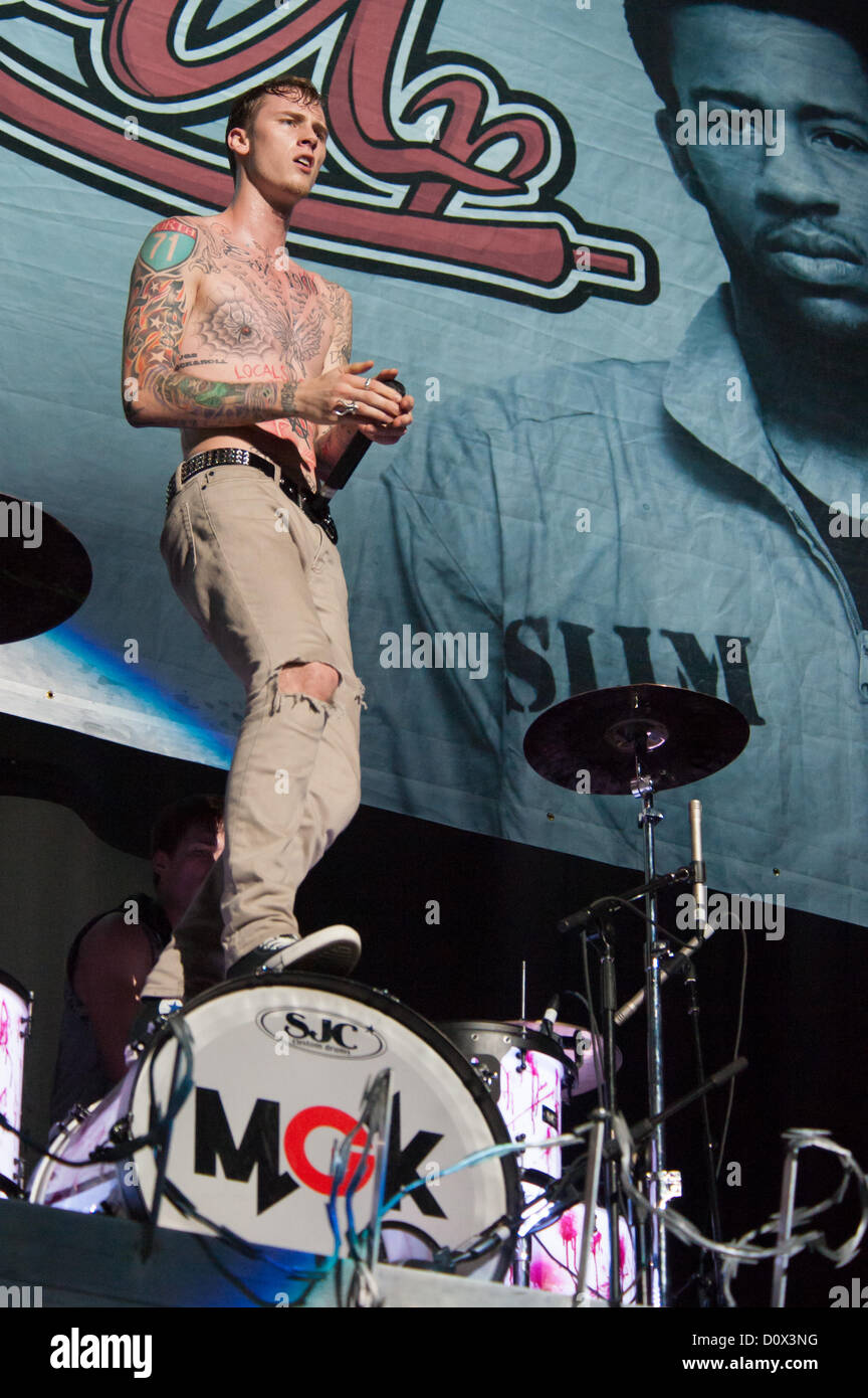 Machine gun kelly performs hi-res stock photography and images - Alamy