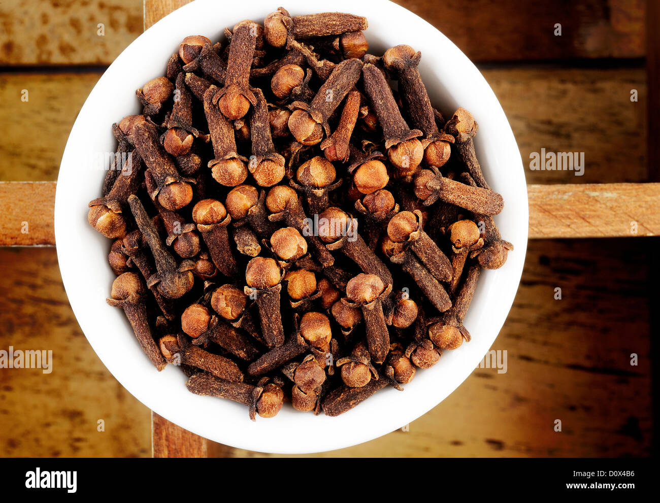 cloves in white dish Stock Photo - Alamy