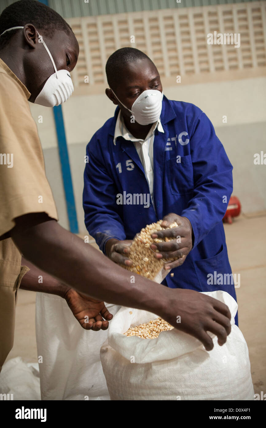 Men bagging grain hi-res stock photography and images - Alamy