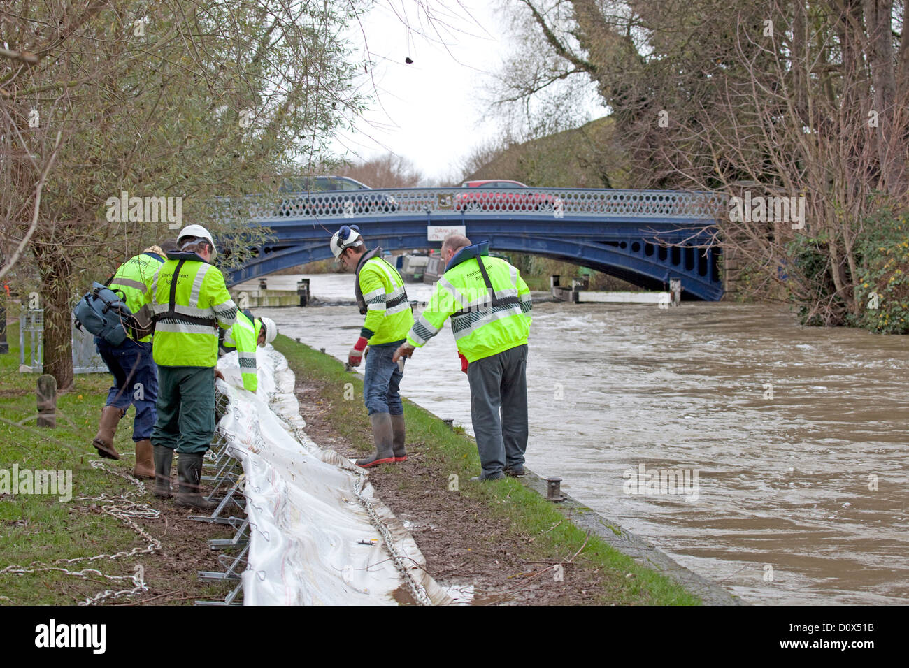 environment agency installing flood defences oxford Stock Photo - Alamy