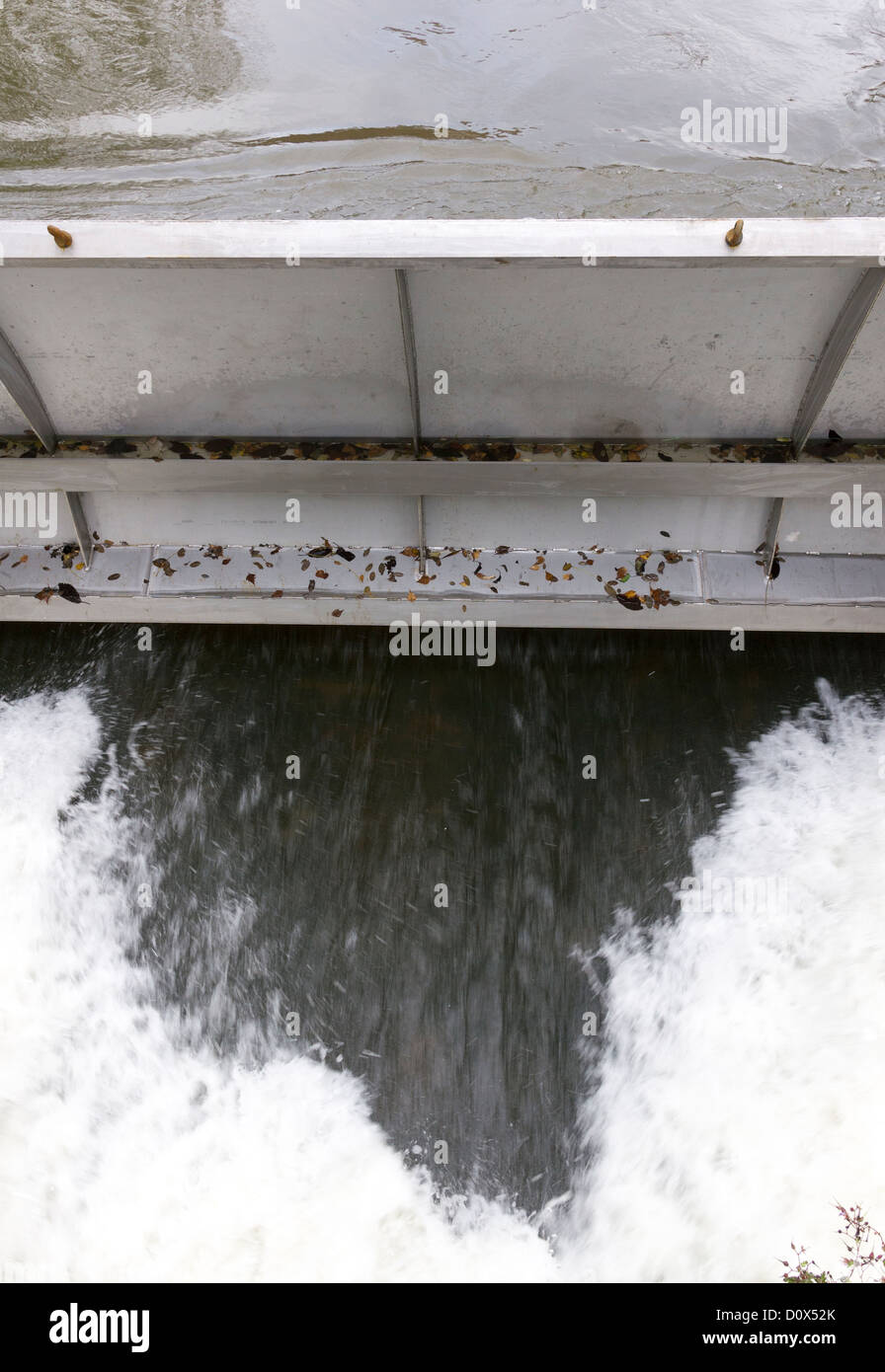 Automatic sluice gate regulating the flow of a river Stock Photo - Alamy
