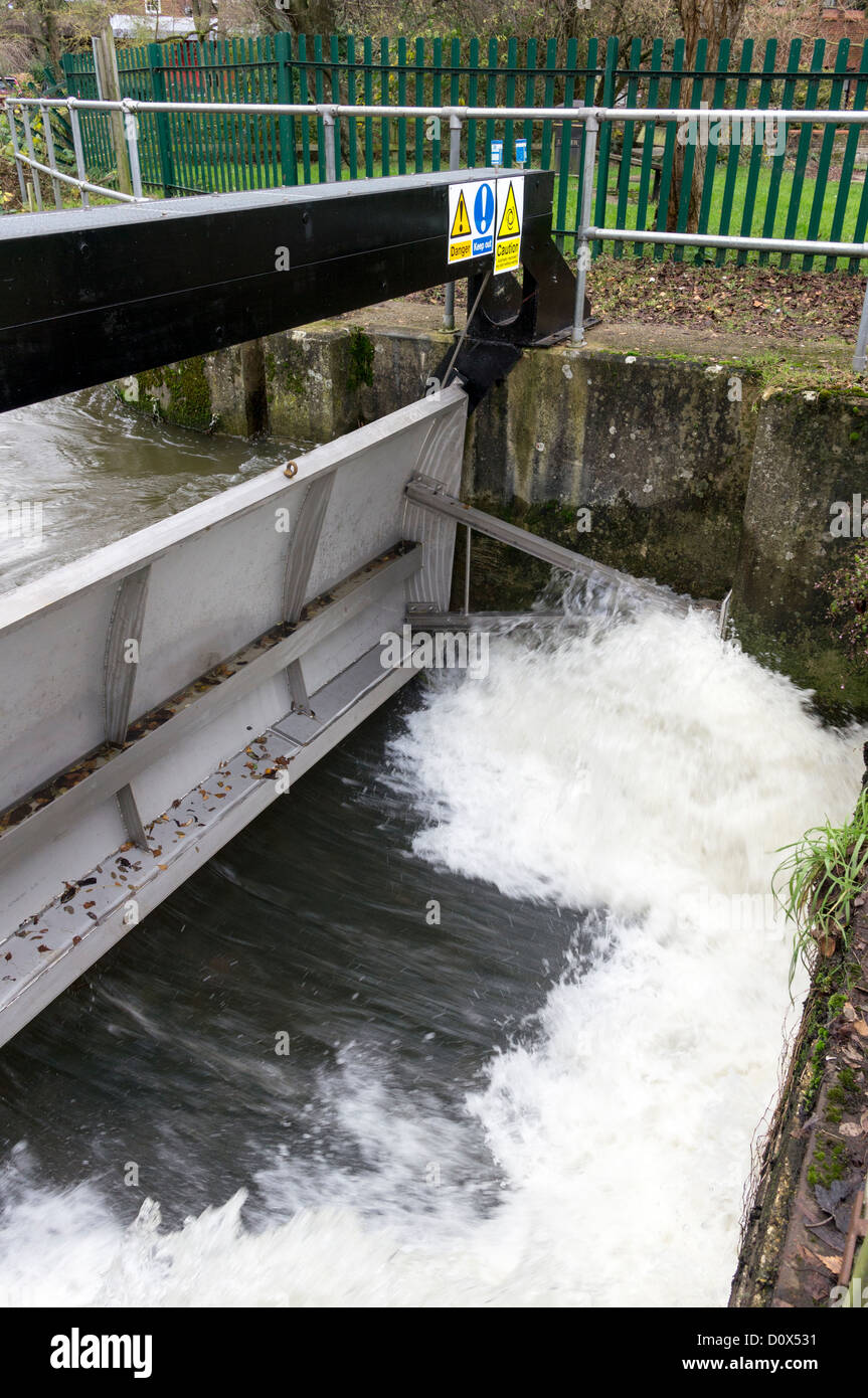 Automatic sluice gate regulating the flow of a river Stock Photo - Alamy