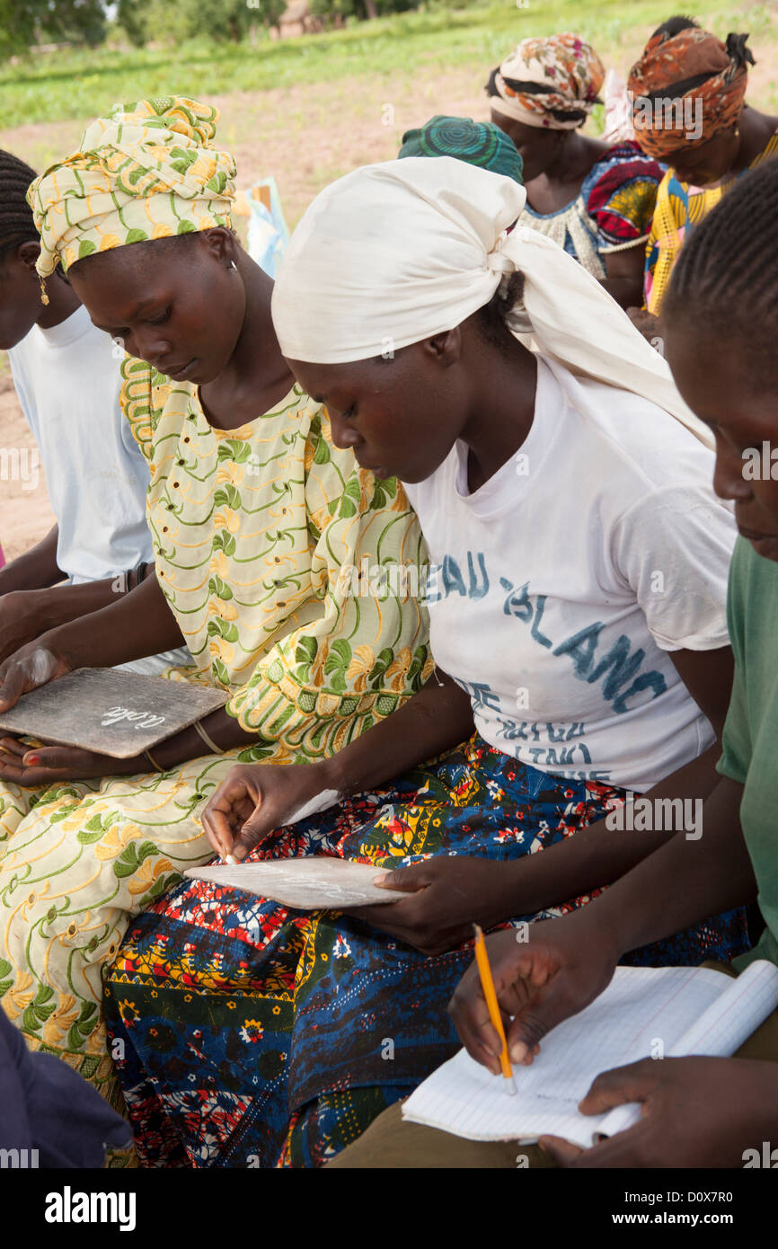 Black women africa traditional hi-res stock photography and images - Alamy
