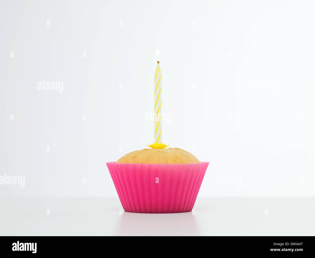 Single cupcake hi-res stock photography and images - Alamy