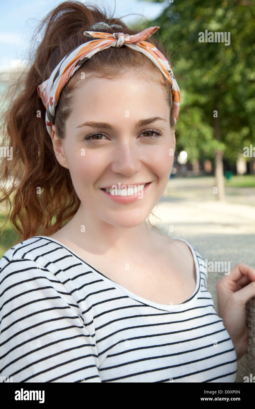 Woman wearing headscarf hi-res stock photography and images - Alamy