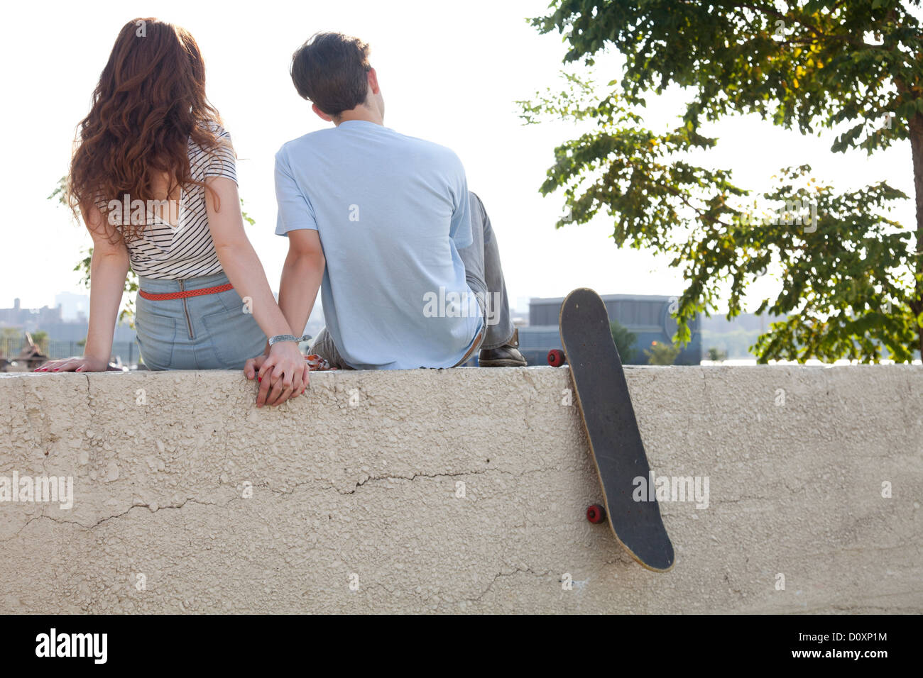 Couple sitting on wall hi-res stock photography and images - Alamy