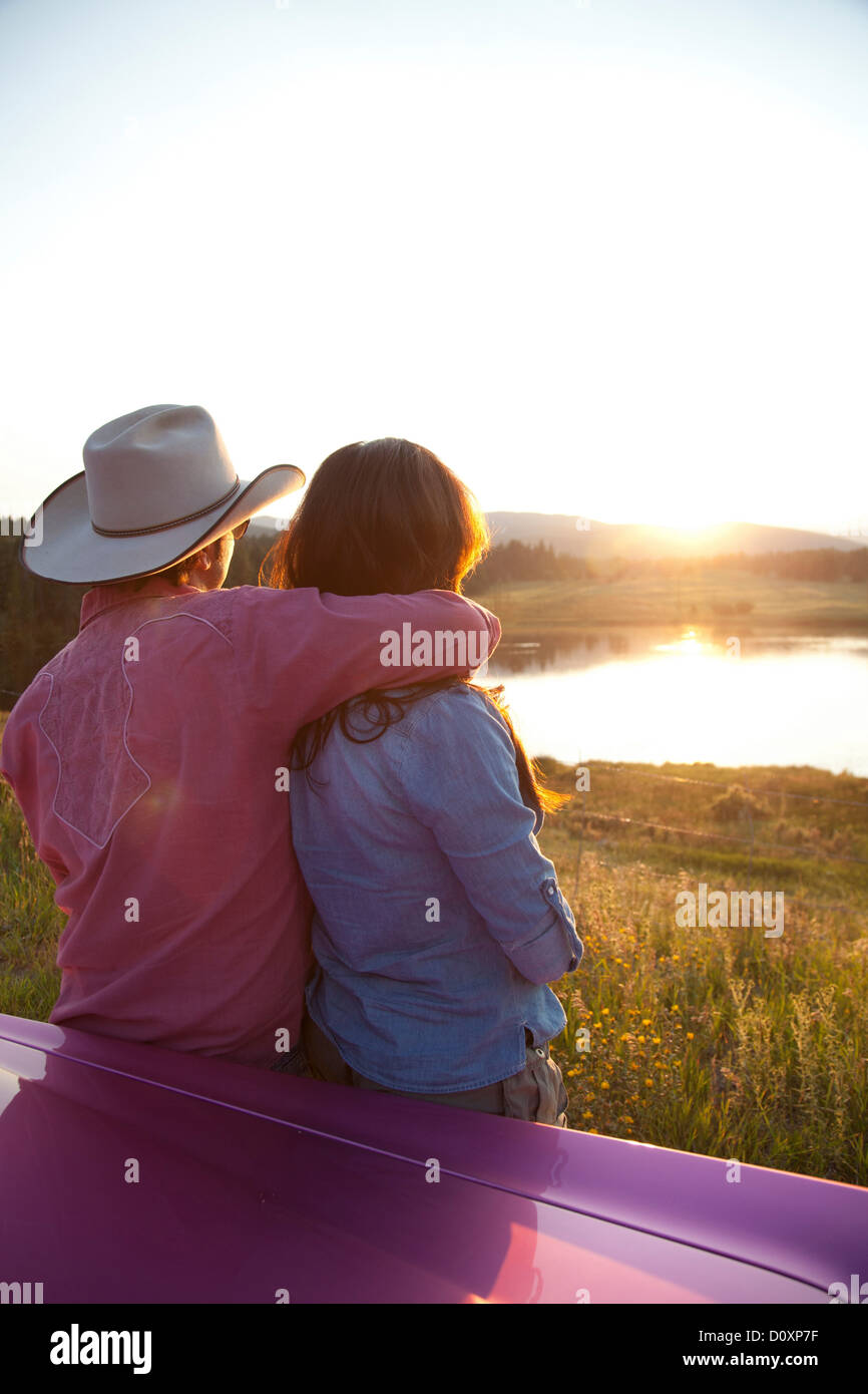 Couple looking sunset hi-res stock photography and images - Alamy