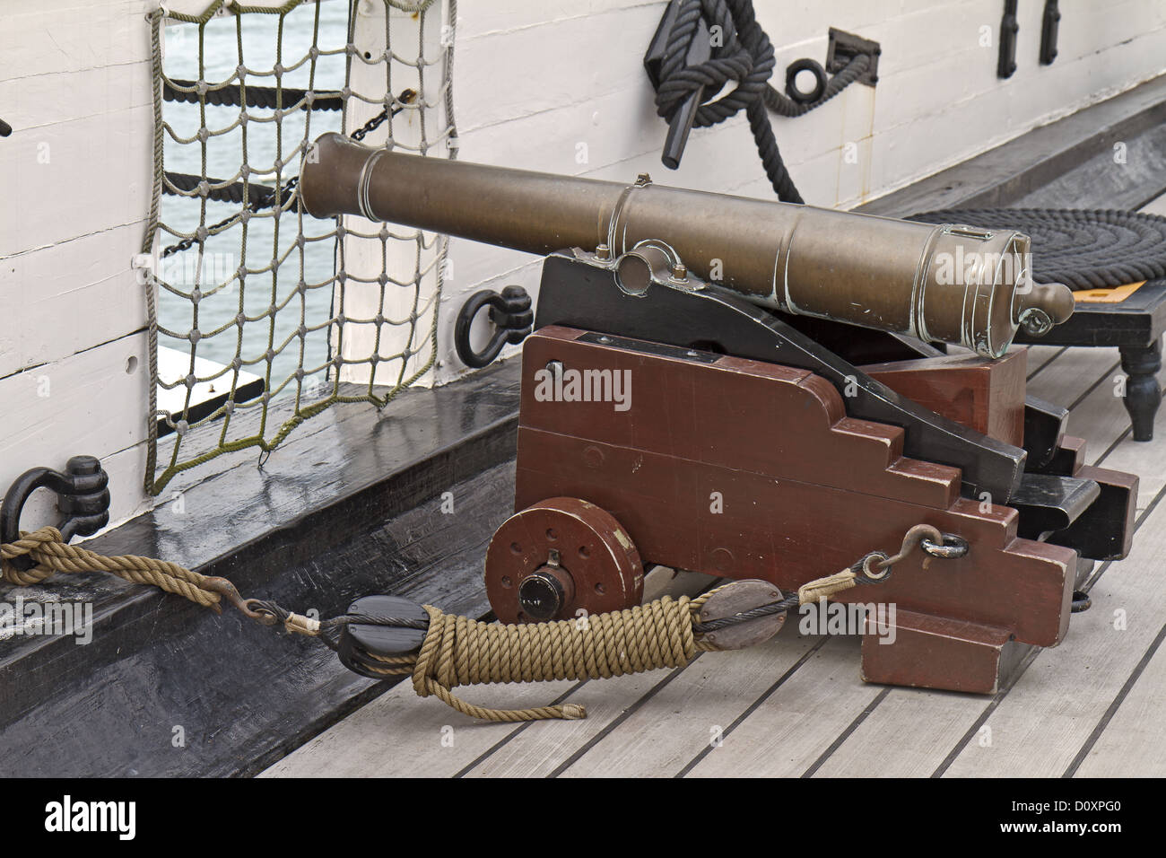 Ship mounted gun hi-res stock photography and images - Alamy