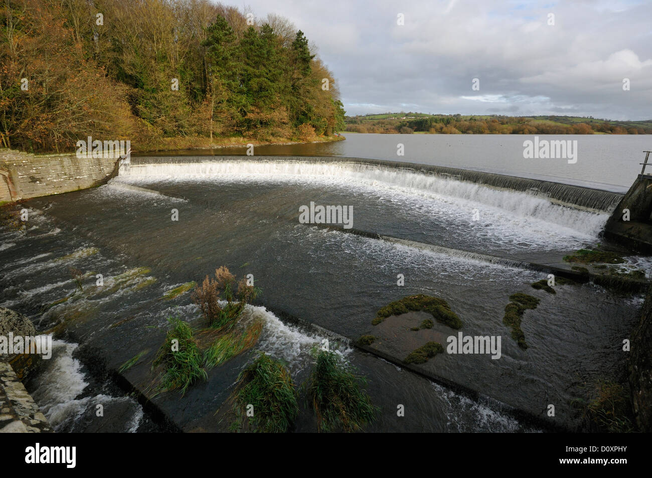 Curved weir hi-res stock photography and images - Alamy