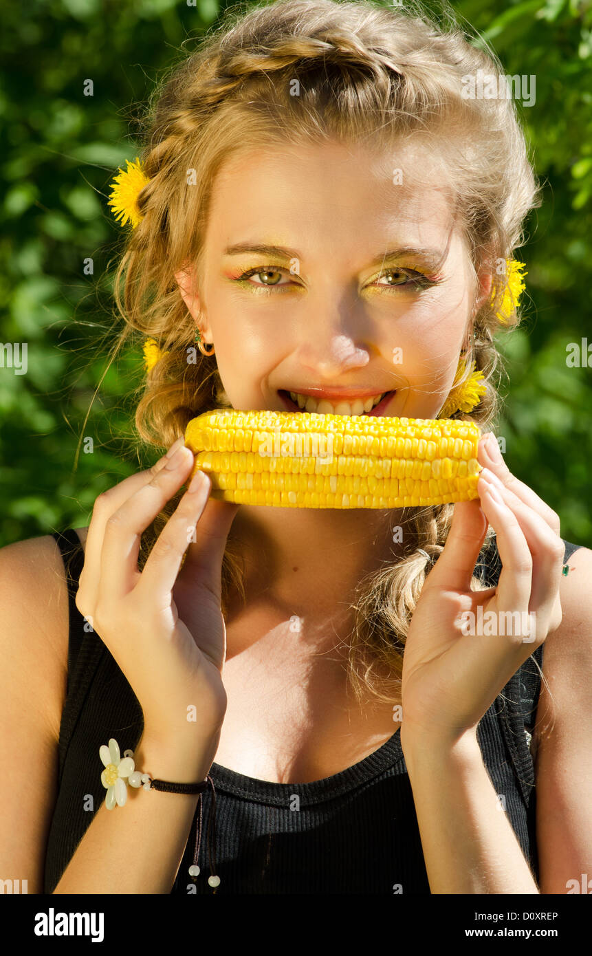 woman eating corn-cob Stock Photo - Alamy