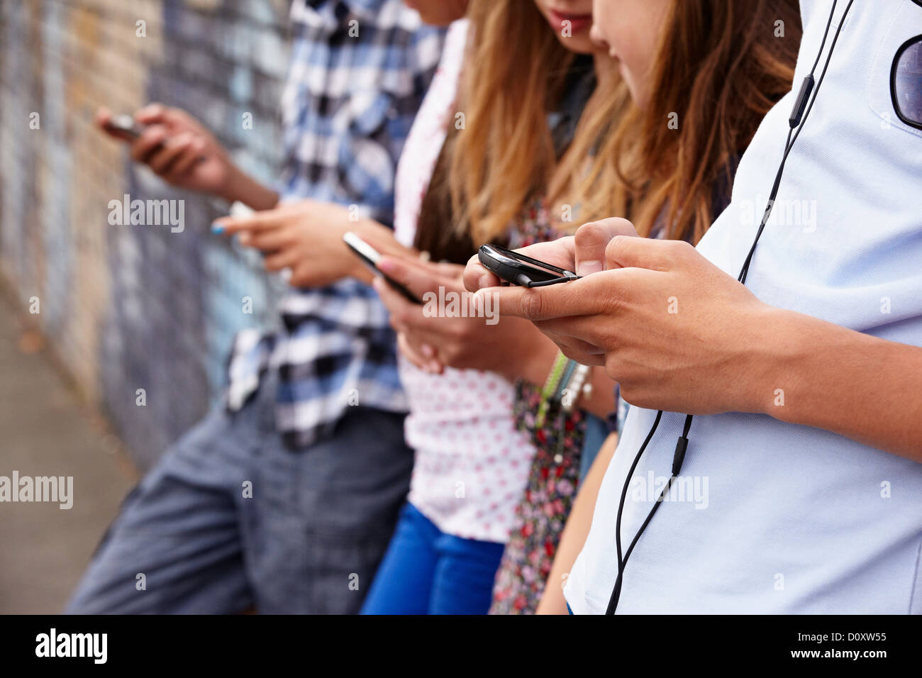 Teenagers using cellphones Stock Photo - Alamy