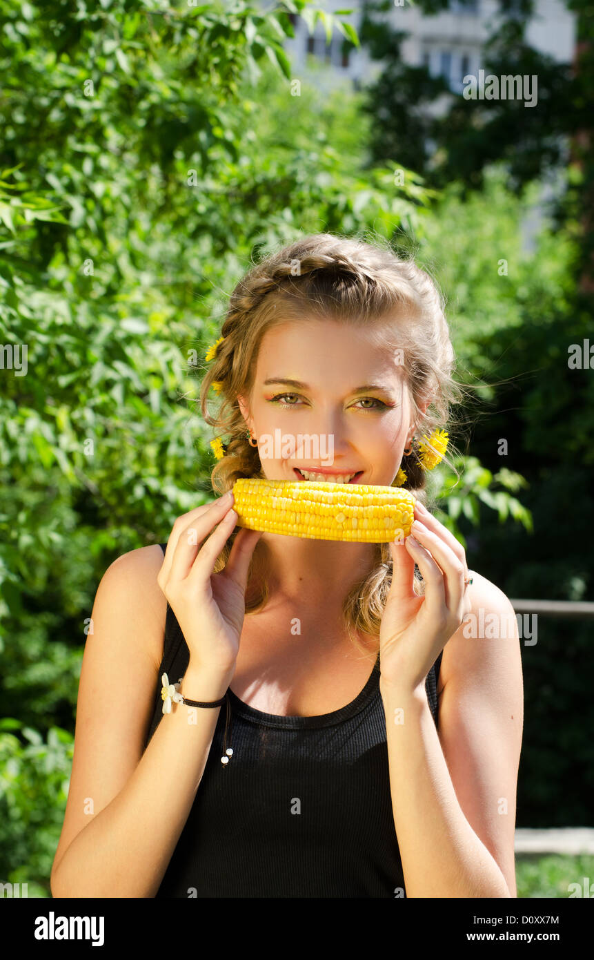 woman eating corn-cob Stock Photo - Alamy