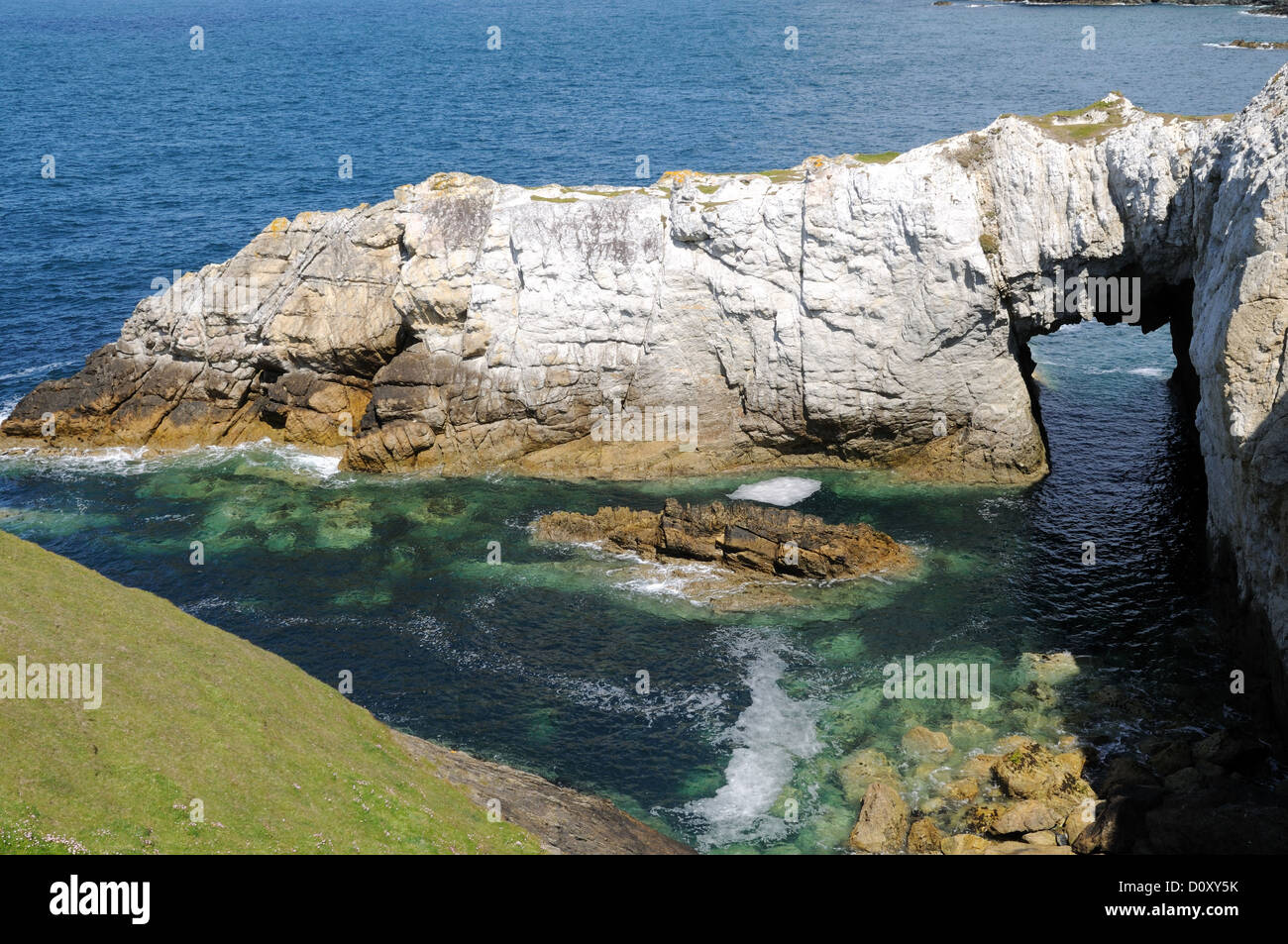 Bwa gwyn white arch natural hi-res stock photography and images - Alamy