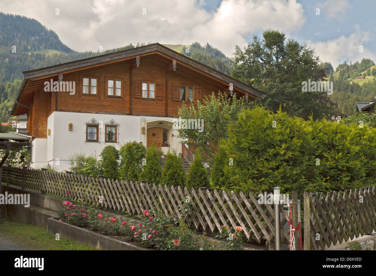Hillside house hi-res stock photography and images - Alamy