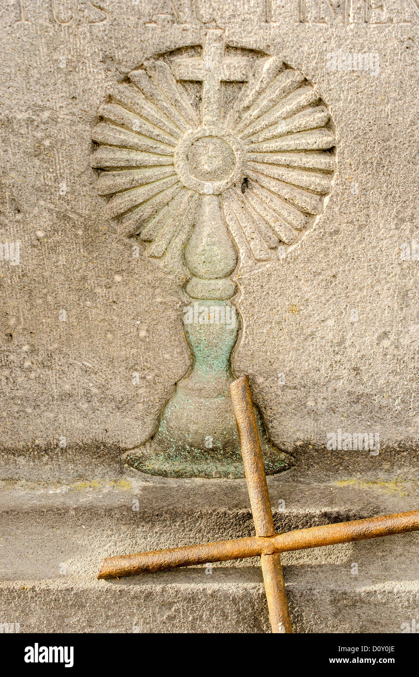 Cross on grave hi-res stock photography and images - Alamy