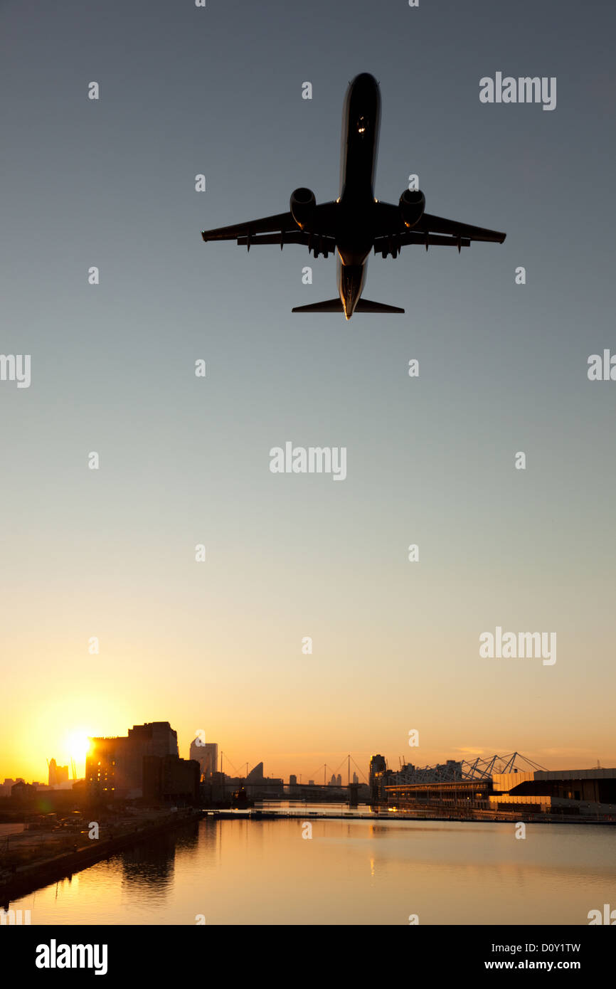 an airplane on its final approach to London City Airport Stock Photo ...
