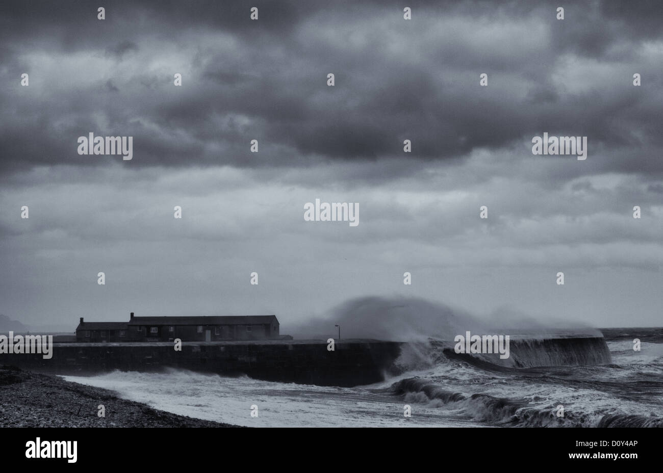 Lyme cobb crashing waves hi-res stock photography and images - Alamy