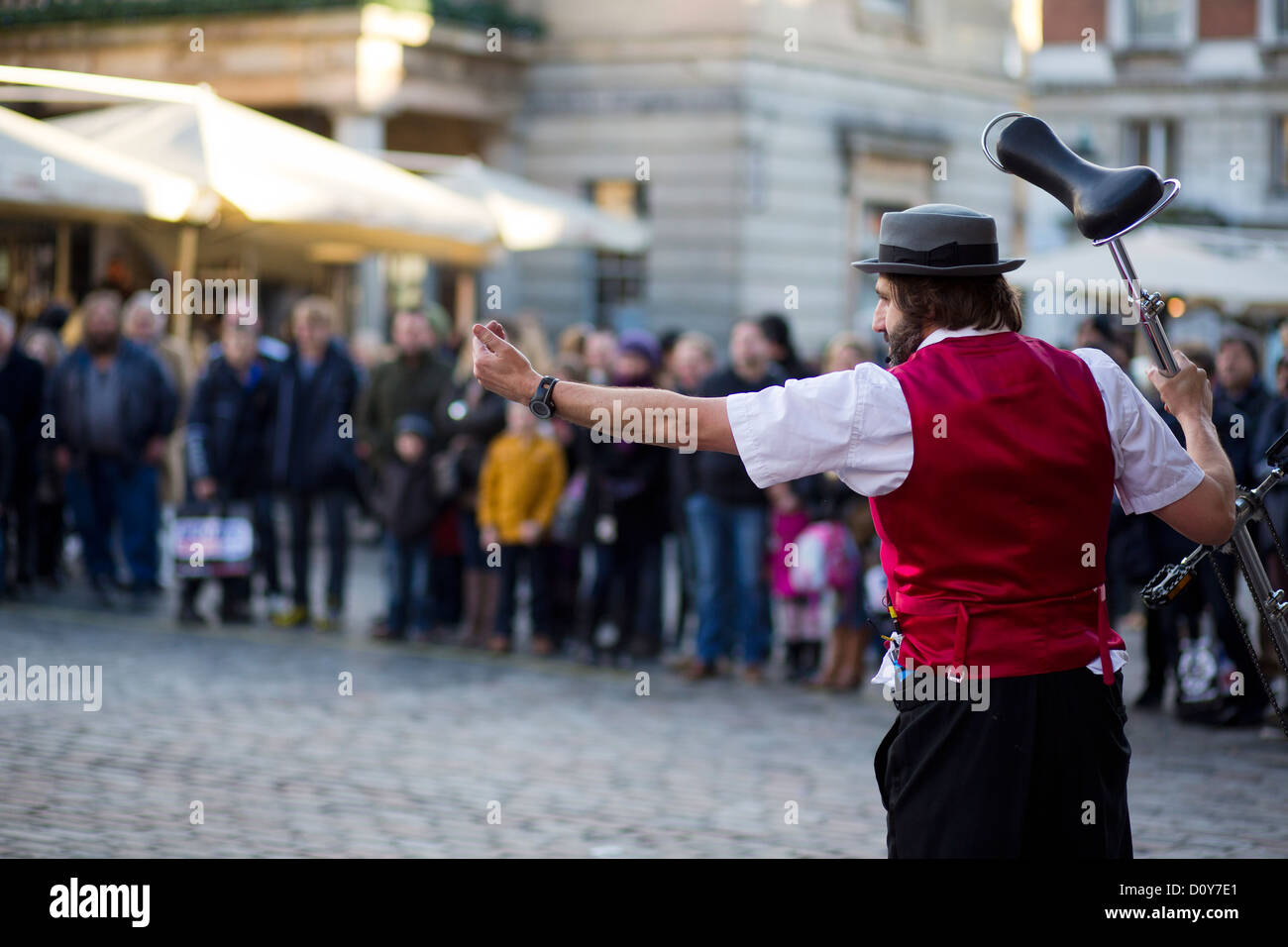 Street performance covent garden hi-res stock photography and images ...