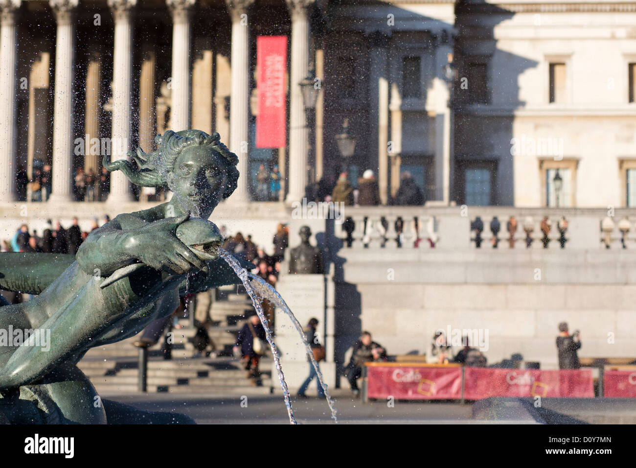 Water fountain and statue trafalgar square hi-res stock photography and ...