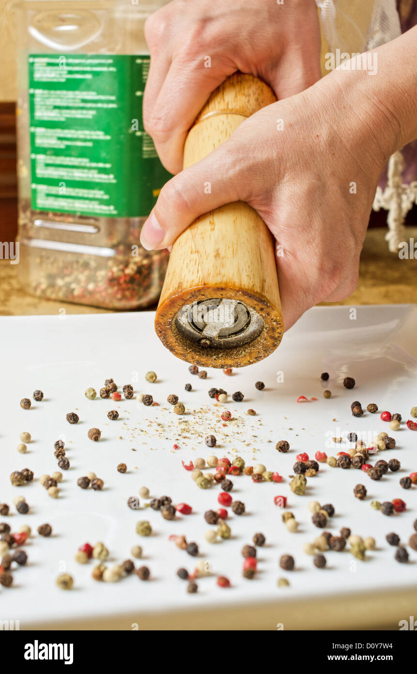 Woman hand mill black pepper hi-res stock photography and images - Alamy