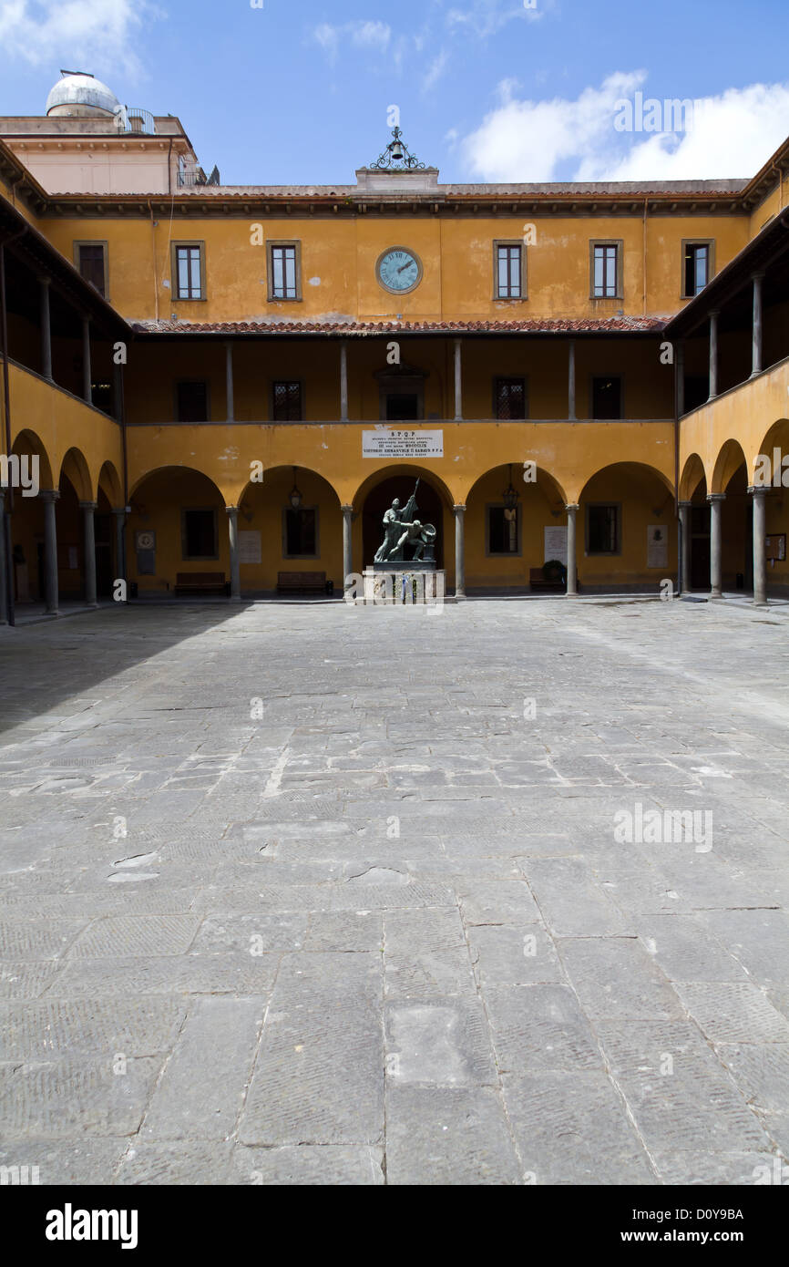 Pisa italy courtyard hi-res stock photography and images - Alamy